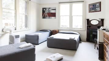 Quarto Standard, não fumadores, casa de banho partilhada | Ferro/tábua de engomar, Wi-fi grátis, roupa de cama fornecida