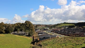 Uma área residencial com casas, um estacionamento e uma paisagem acidentada.