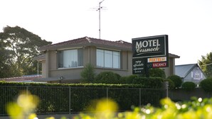 Um motel com placa indicando quartos disponíveis e classificação de 4 estrelas.