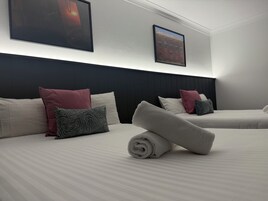 Superior Queen Twin Room | Roupas de cama premium, frigobar, individualmente mobiliados