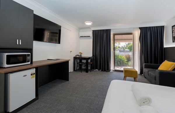 Club Inn Motel - West Wyalong