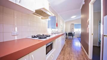 Chalé Familiar, 2 quartos, não fumadores, kitchenette (Family Cabin) | Cozinha privada | Um frigorífico, um micro-ondas, uma placa de cozinha