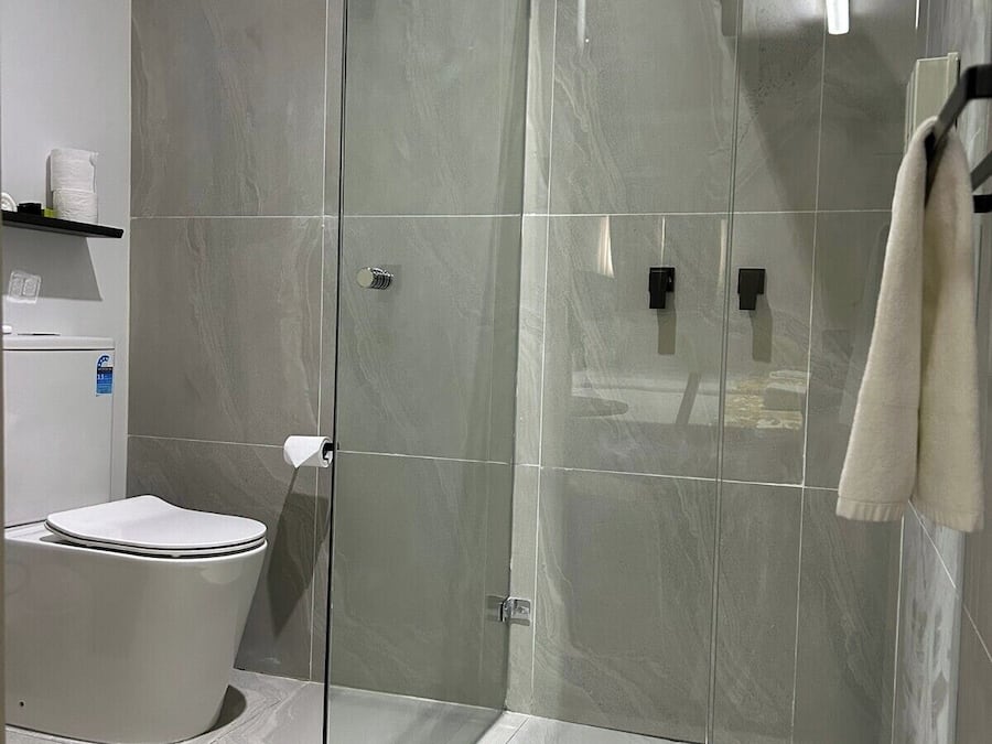 Quarto Familiar | Casa de banho | Um polibã, artigos de higiene pessoal grátis, um secador de cabelo