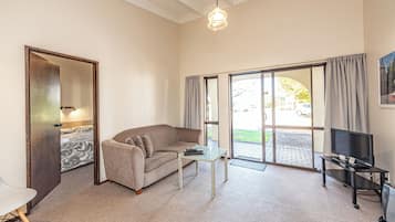 Quarto standard, para não fumantes, cozinha (2 Bedroom) | Área de estar | TV de tela plana 32 polegadas com canais digitais, TV