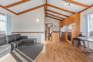 Quarto de Luxo, não fumadores, cozinha (Luxury Spa Cabin) | Sala de estar | Televisor LCD, leitor de DVD, ténis de mesa 