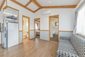 TV LCD, DVD player, mesa de pingue-pongue