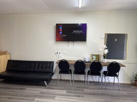 Suíte família, 2 quartos, varanda, no piso térreo | Camas com colchões pillow-top, escrivaninha