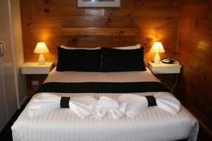 Com mobília individualizada, secretária, ferro/tábua de engomar 