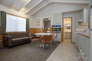 Cabana de Madeira Superior, 2 quartos | Sala de estar | Televisor, leitor de DVD