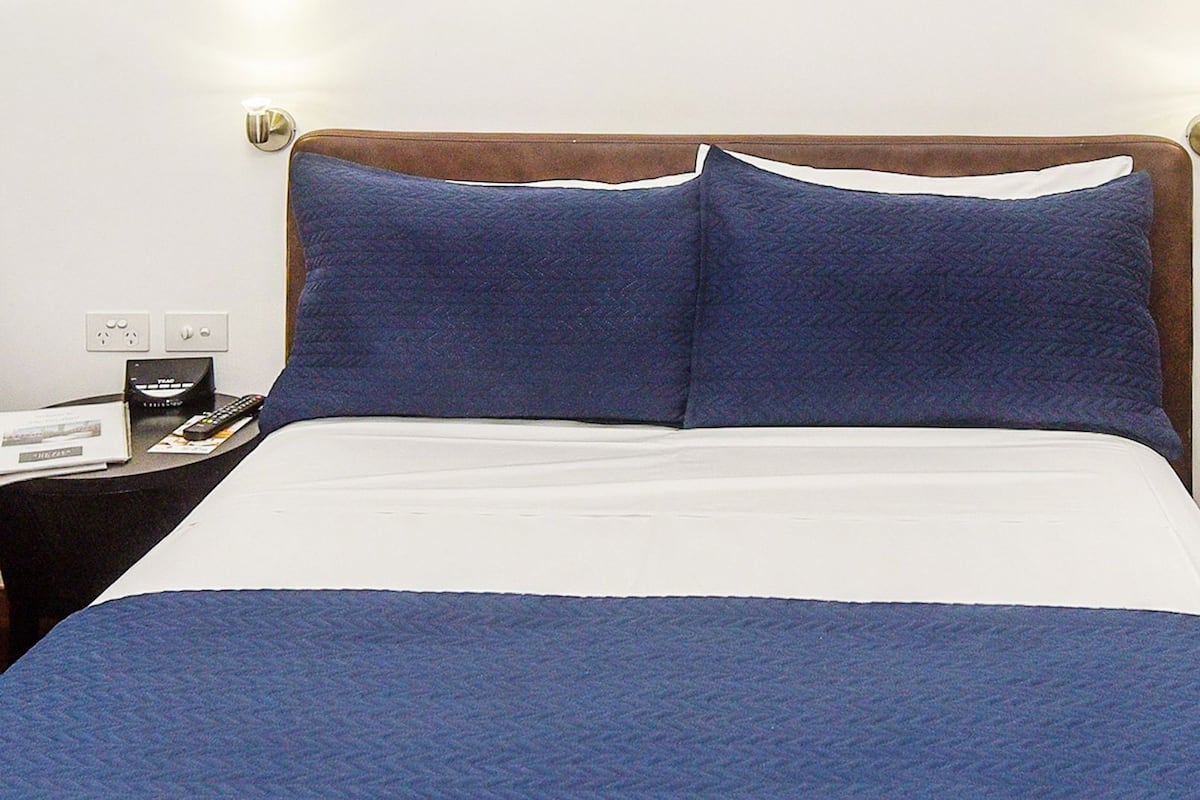 Cofres nos quartos, Wi-Fi de cortesia, roupa de cama