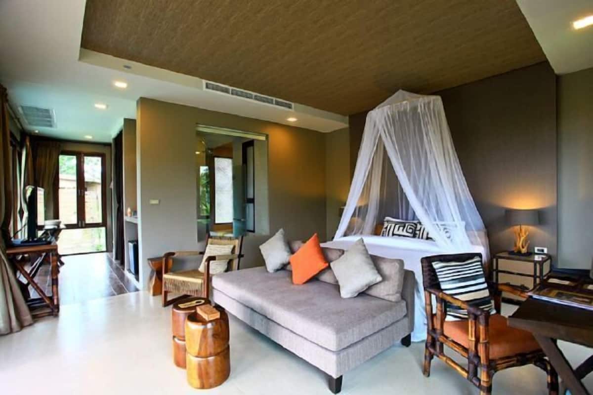Frigobar, cofres nos quartos, escrivaninha, cortinas blackout