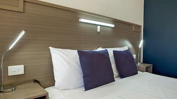 Quarto Duplo, 1 cama queen-size | 1 quarto, cortinas/cortinados opacos, ferro/tábua de engomar
