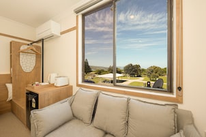 Quarto standard, 1 cama Queen, vista para o oceano | Quartos à prova de som, ferros/tábuas de passar roupa, Wi-Fi de cortesia