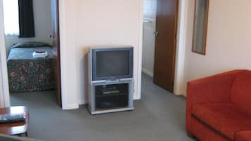 Suite Standard, 1 quarto, não fumadores, cozinha (I Bdrm Apartments 2,3,& 4) | Sala de estar | Televisor