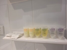 Quarto família, 1 quarto | Banheiro | Chuveiro, produtos de toalete grátis, secador de cabelo 