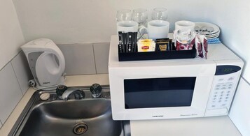 Geladeira, micro-ondas, chaleira elétrica, torradeira