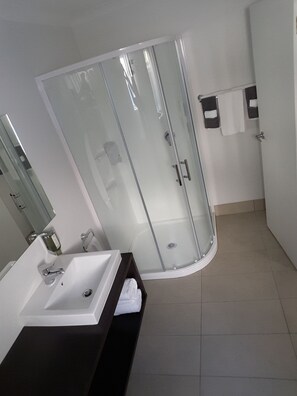 Quarto Duplo ou Twin Familiar, 1 quarto | Edredões de penas, camas de colchão viscoelástico, Wi-fi grátis 