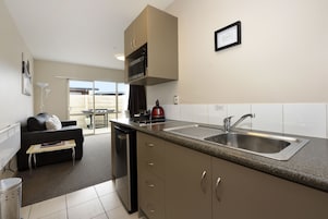 Suíte superior, 2 quartos | Cozinha privada | Geladeira, micro-ondas, cooktop, cafeteira/chaleira