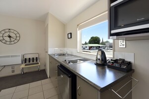 Estúdio luxo, banheira de hidromassagem | Cozinha privada | Geladeira, micro-ondas, cooktop, cafeteira/chaleira