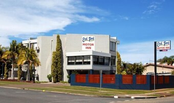 Um edifício com uma placa que diz 'East Park Motor Inn'.