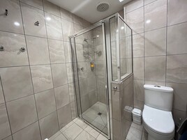 Quarto Deluxe, 2 quartos, kitchenette | Casa de banho | Um polibã, artigos de higiene pessoal grátis, um secador de cabelo