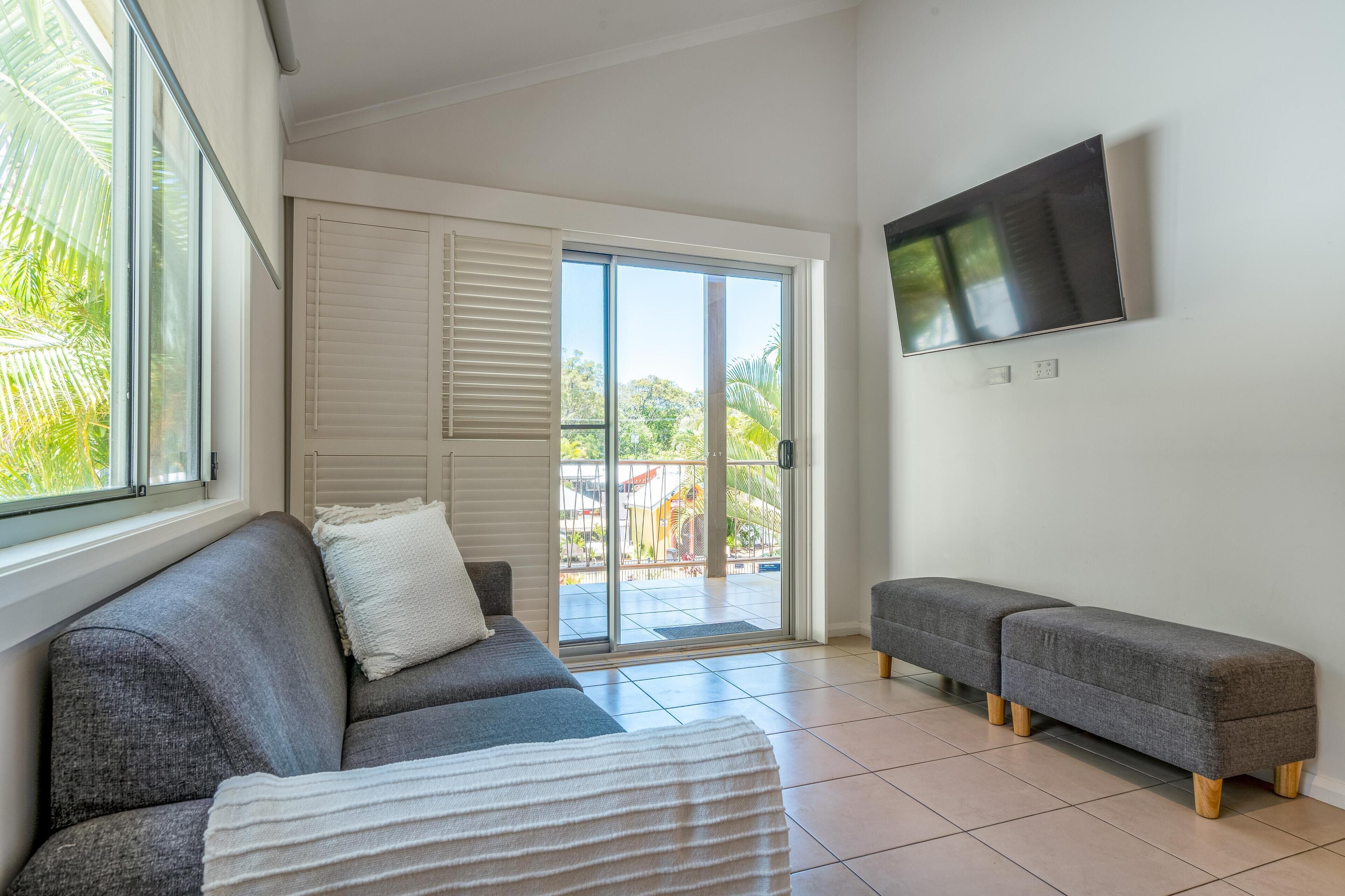 Suite (Elevated Surf Shack) | Sala de estar | Televisor de ecrã plano de 27 polegadas com canais digitais, televisor 