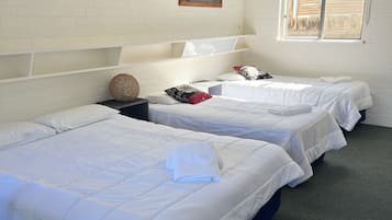 Quarto família, várias camas, para não fumantes | Wi-Fi de cortesia, roupa de cama