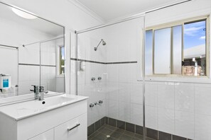 2 Bedroom Deluxe Cabin | Banheiro | Chuveiro, produtos de toalete grátis, secador de cabelo 