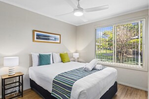 2 Bedroom Deluxe Cabin | 1 quarto, ferros/tábuas de passar roupa, Wi-Fi de cortesia