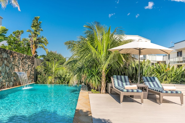 Piscina exterior, da(s) 7:00 à(s) 20:00, guarda-sóis, espreguiçadeiras