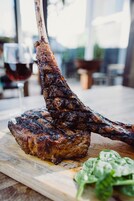 Almoços e jantares servidos, incluindo cozinha europeia moderna 
