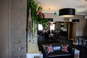 Almoços e jantares servidos, incluindo cozinha europeia moderna 