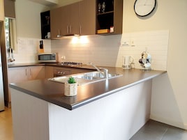 Apartamento Deluxe (Spa Lake View 1) | Cozinha privada | Um frigorífico, um micro-ondas, um forno, uma placa de cozinha 
