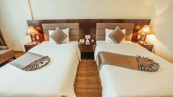Quarto Twin Deluxe | 1 quarto, minibar, cofre no quarto, secretária