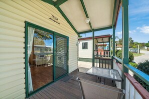 Cabana de Madeira Deluxe, 1 quarto, cozinha (No Pets Allowed) | Terraço/pátio interior