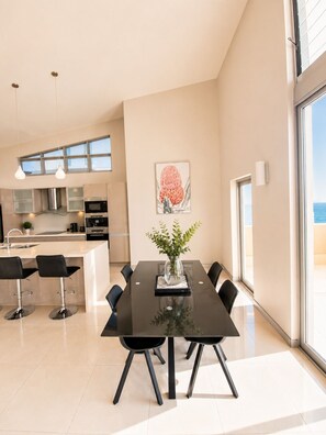 Penthouse, 3 quartos, vista para o mar | Refeições no quarto
