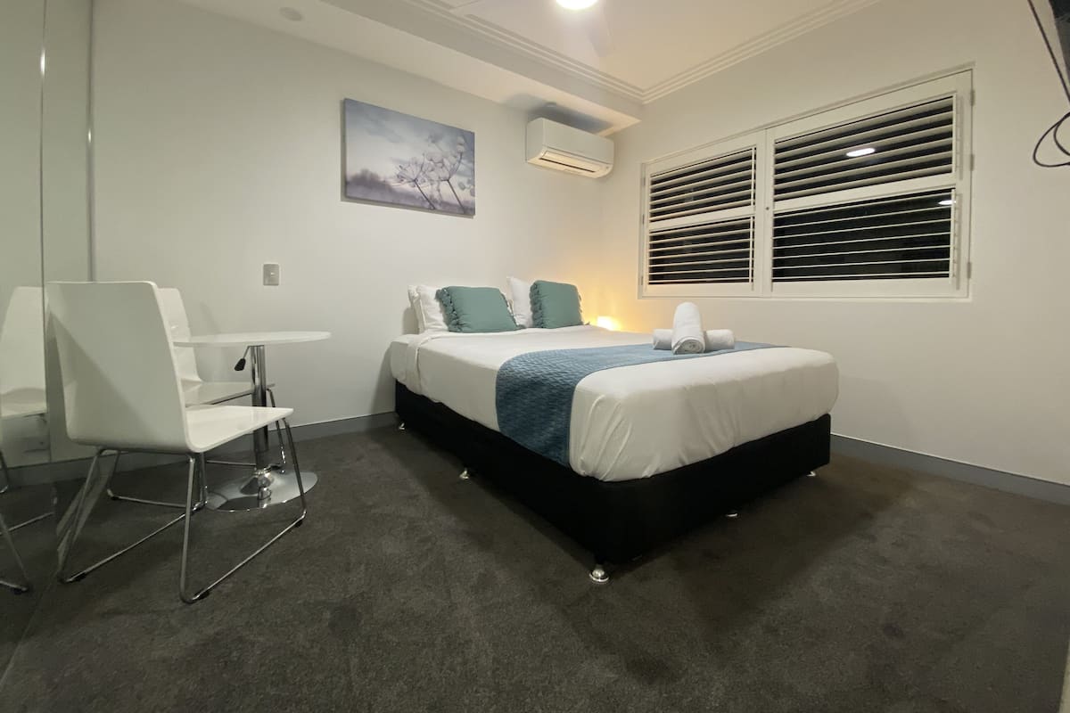 Quarto básico, 1 cama Queen | 1 quarto, cortinas blackout, ferros/tábuas de passar roupa