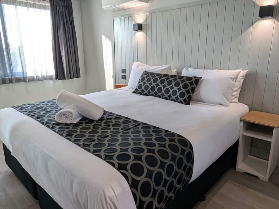 Suíte família, para não fumantes | Espaço de trabalho para notebook, cortinas blackout, Wi-Fi de cortesia