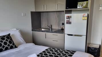 1 quarto, secretária adequada para computadores portáteis