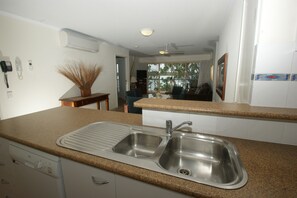 Geladeira grande, micro-ondas, cooktop, lava-louças