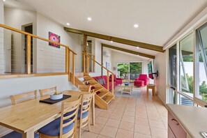 Villa Premier, 3 quartos, 2 casas de banho, vista para o jardim | Refeições no quarto