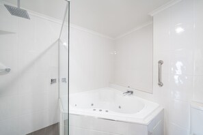 Apartamento executivo, 1 quarto (with Spa) | Banheiro | Produtos de toalete grátis, secador de cabelo, toalhas de banho 