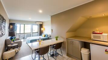 Apartamento Familiar, 2 quartos, não fumadores, vista para o lago | Cozinha privada | Um frigorífico, um micro-ondas, uma cafeteira/bule
