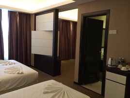 Suite (VIP) | Secretária, cortinas/cortinados opacos, quartos insonorizados 