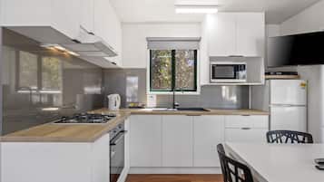 Cabana standard, 2 quartos, para não fumantes, cozinha (Two Bedroom Cottage (6 Berth)) | Cozinha privada | Micro-ondas, cooktop, cafeteira/chaleira, chaleira elétrica