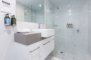 Suíte luxo | Banheiro | Produtos de toalete grátis, secador de cabelo, toalhas de banho