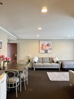 Suite Premium, 2 quartos (Premium Spa Suite) | Cozinha privada | Um frigorífico, um micro-ondas, uma placa de cozinha 