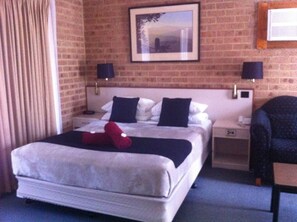 Quarto standard (Spa Suite) | Ferros/tábuas de passar roupa, Wi-Fi de cortesia, roupa de cama