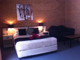 Quarto standard (Spa Suite) | Ferros/tábuas de passar roupa, Wi-Fi de cortesia, roupa de cama