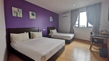 Cofres nos quartos, escrivaninha, cortinas blackout